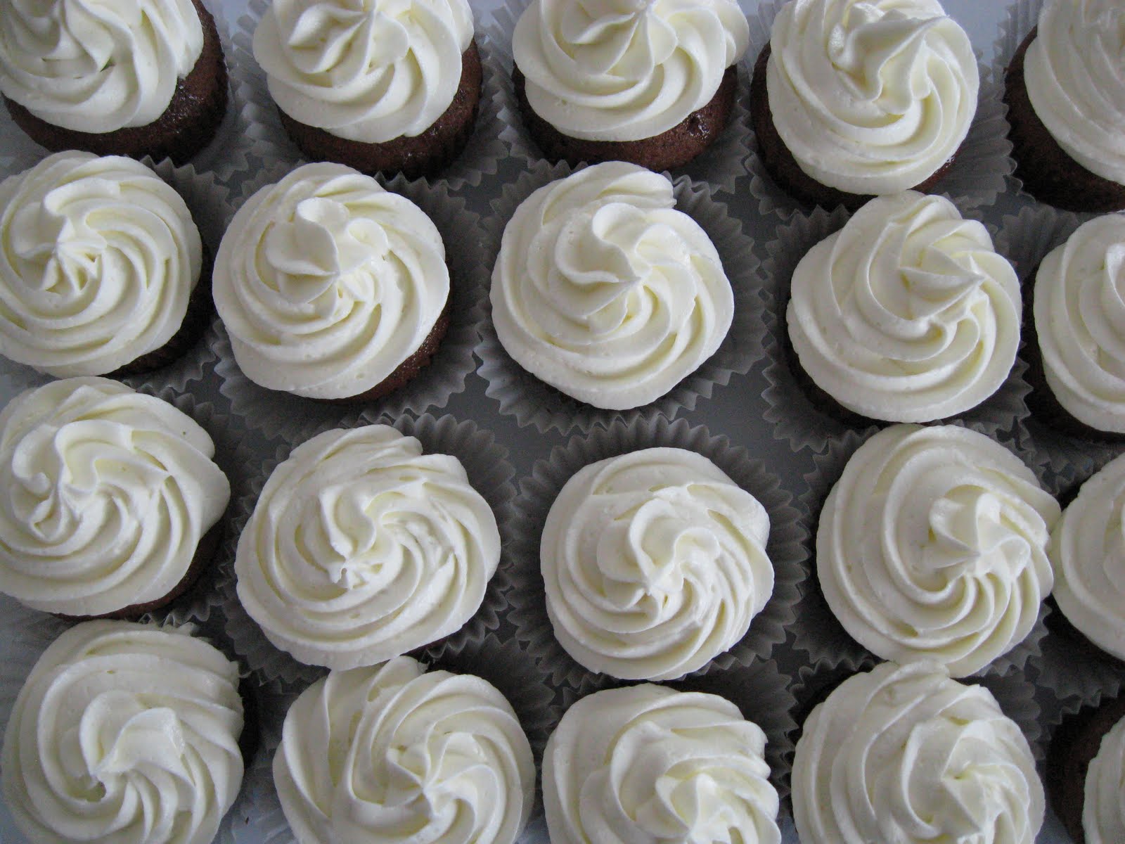 A Kitschy Girl's Guide To Cupcakes and More: Grand Cayman Rum Cupcakes!