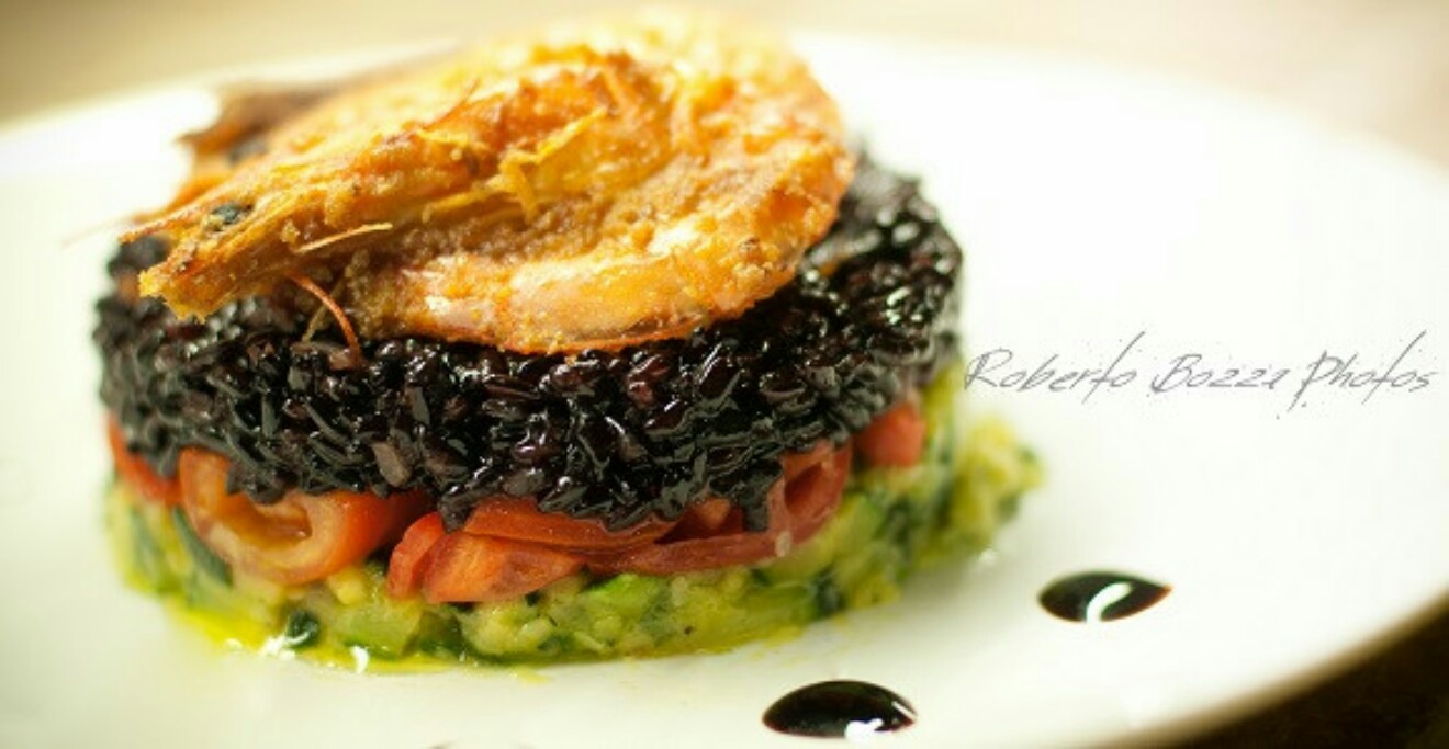 Riso nero con gamberoni e zucchine