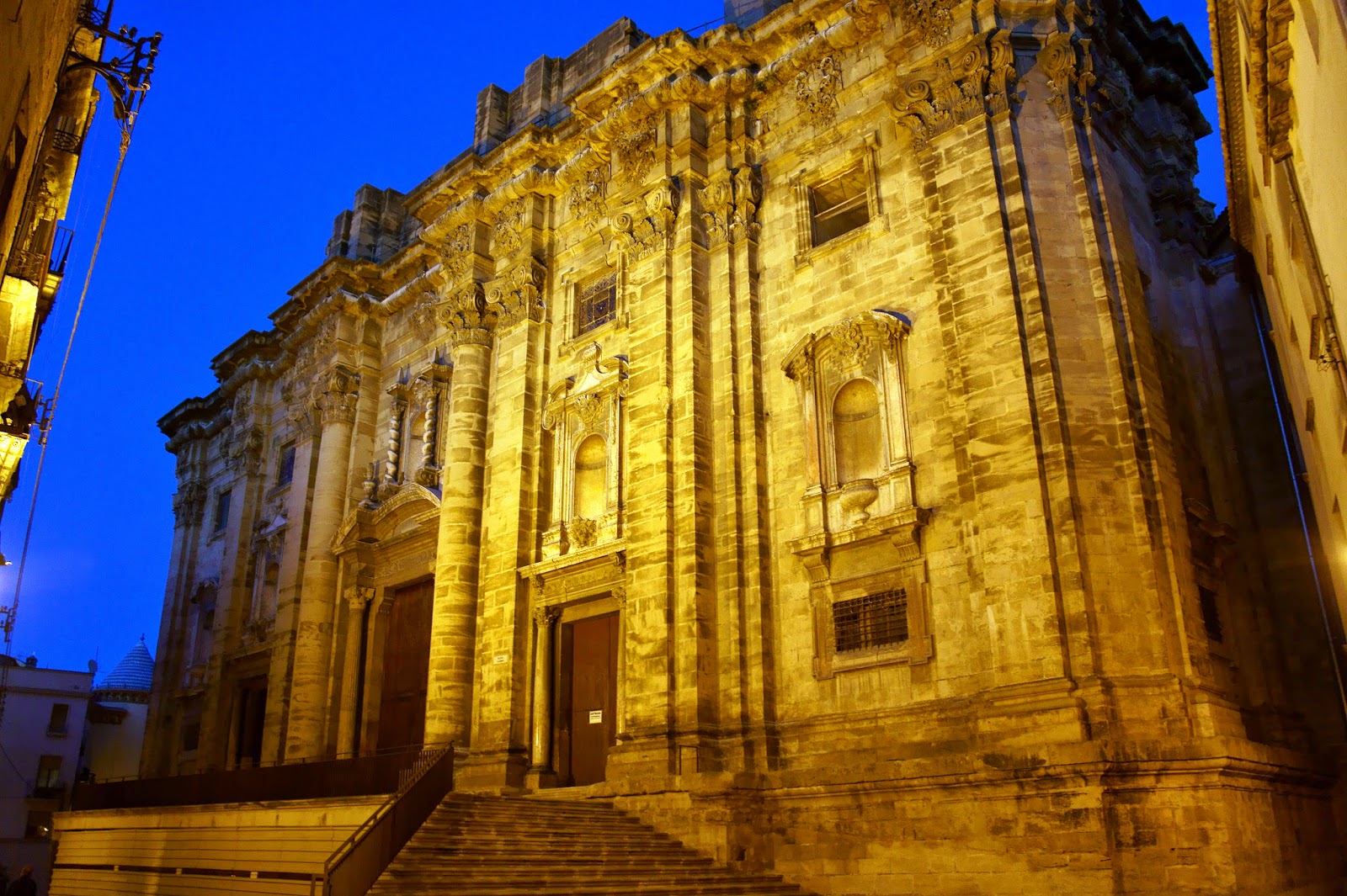 La Catedral de Santa Maria: La façana barroca: característiques