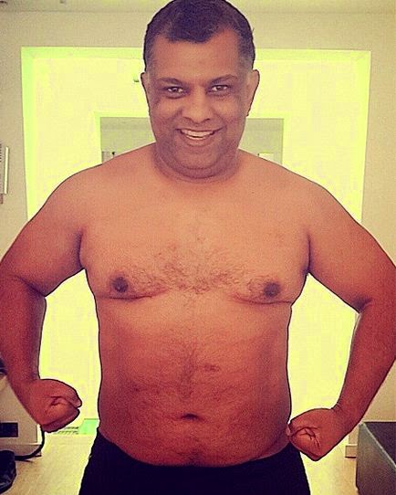 Tony Fernandes muat naik gambar parodi tanpa baju | Gossip Bola Sepak