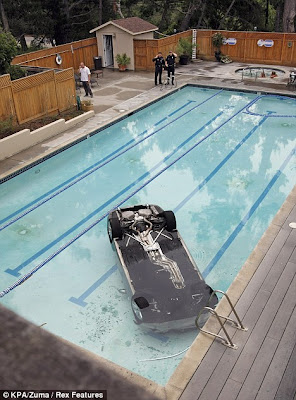 Fun Plannet: Car In Swiming Pool