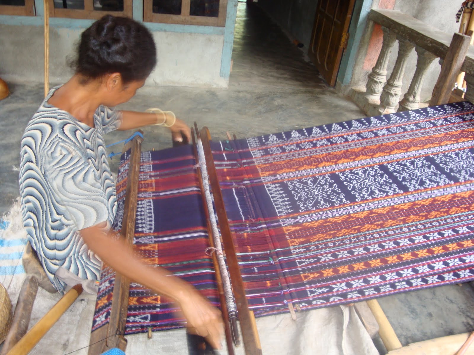 HUBIN TEKA IKU MOF: PEREMPUAN DALAM SENI TENUN IKAT SIKKA FLORES