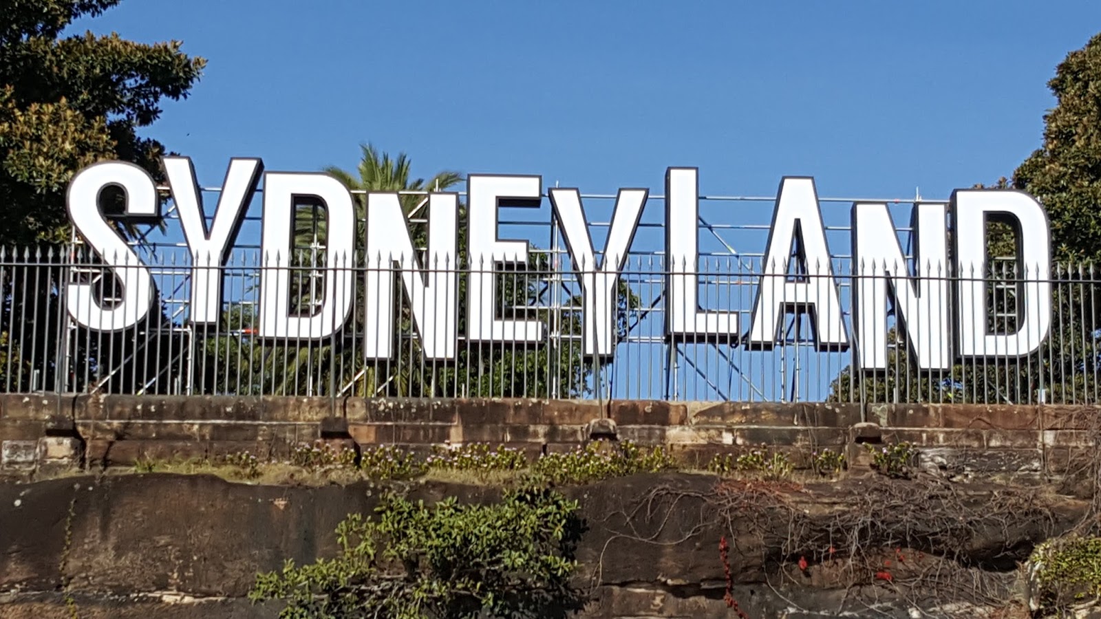 Sydney - City and Suburbs: Botanic Gardens, Vivid Sydney, Sydneyland