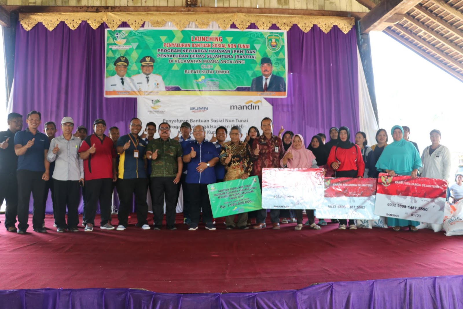 Ribuan Warga Muara Ancalong Terima Bantuan PKH dan RASTRA - Seputar ...