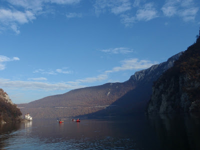 La defilare, în defileu – Romania vazuta din caiac