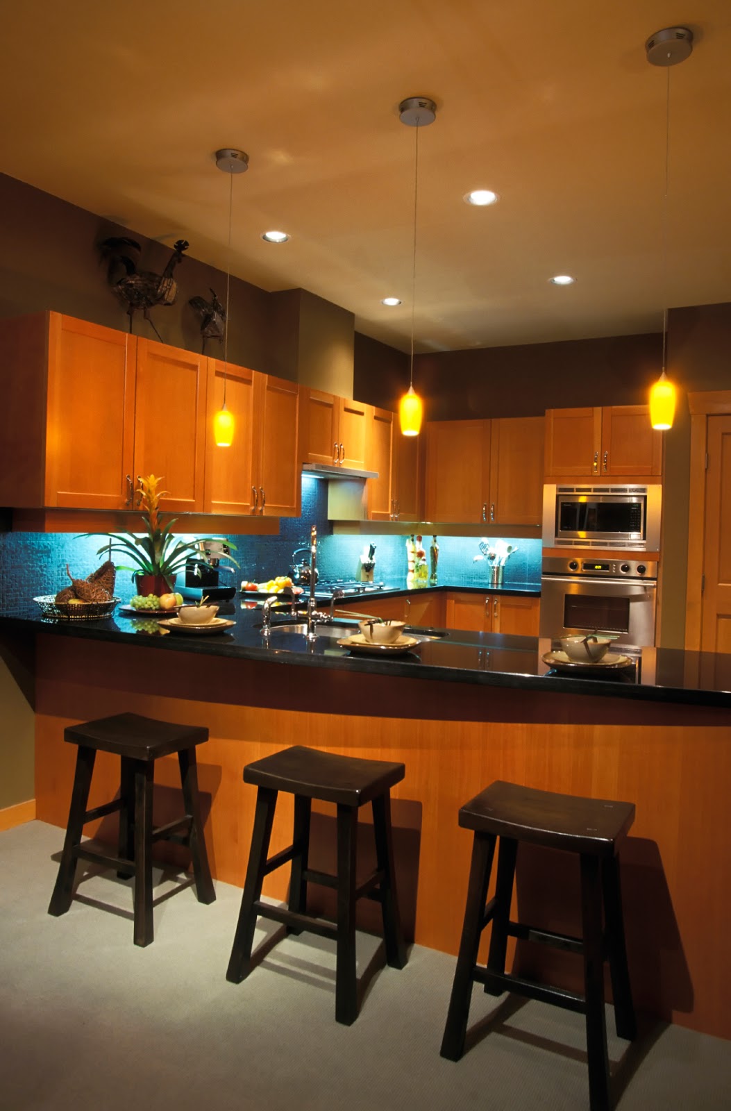 Desain Interior Dapur Dengan Perabotan Kayu Dominan Warna Gelap | Rumah ...