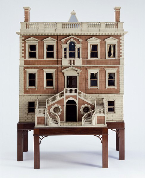 Architecture of Tiny Distinction: A Little House with Little Legs