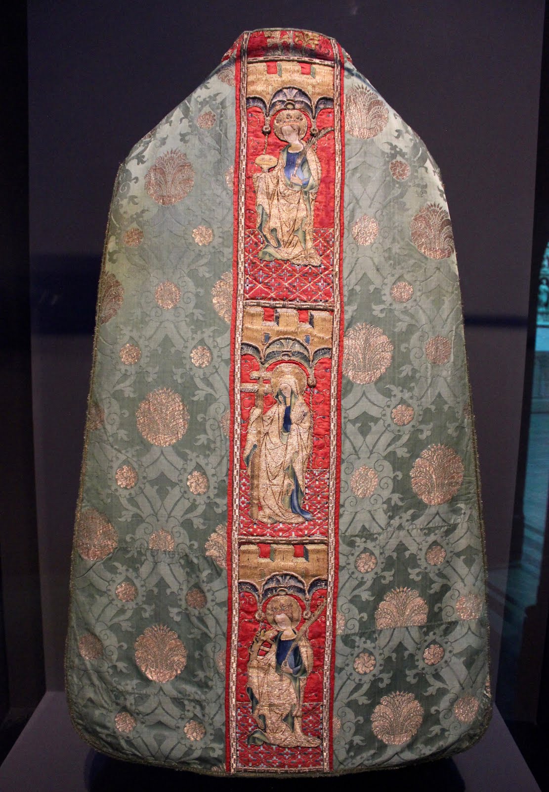 Review of the Opus Anglicanum at the Victoria & Albert Museum.