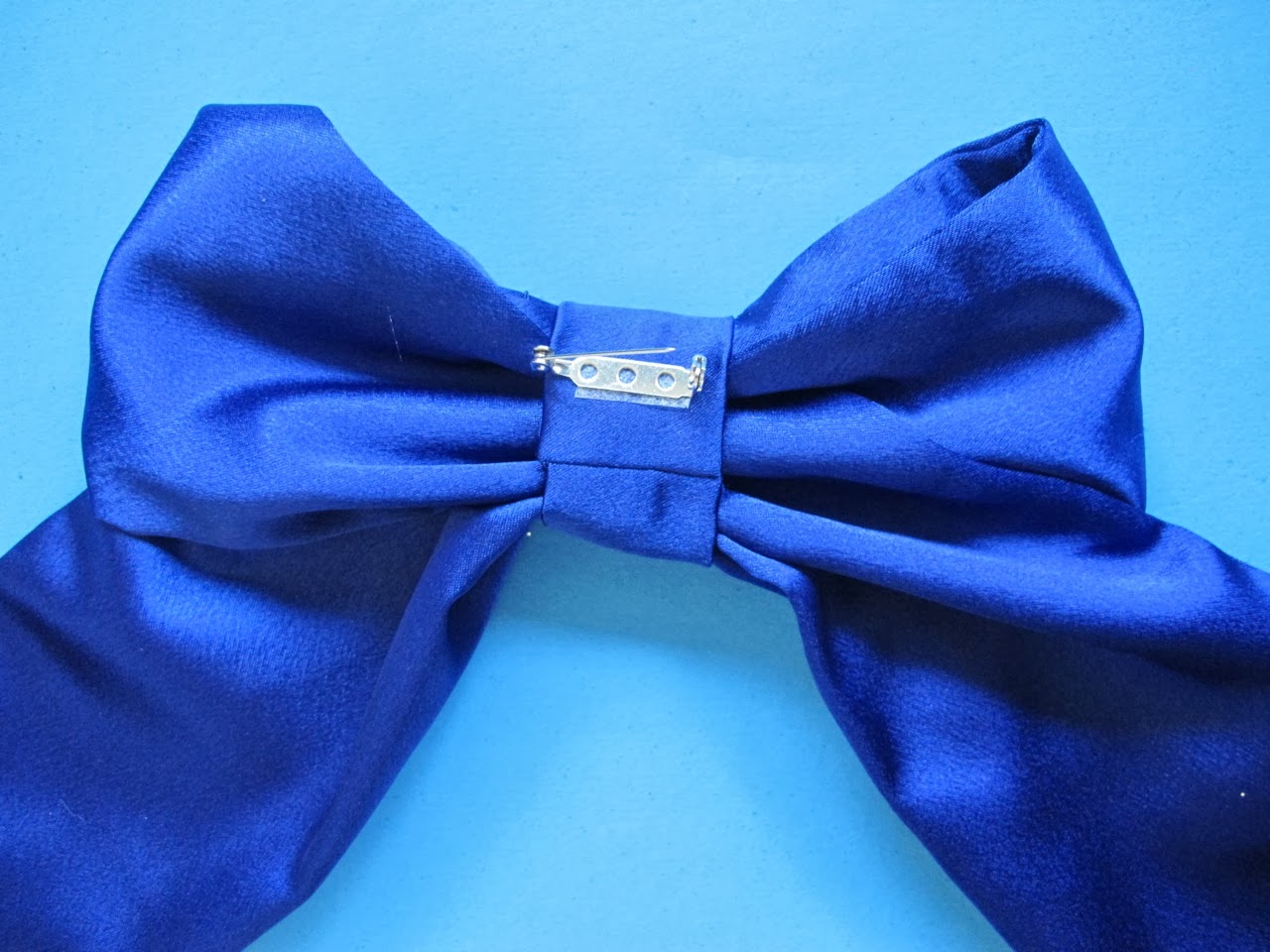 Tutorial - How to Make a Big, Removable Fabric Bow