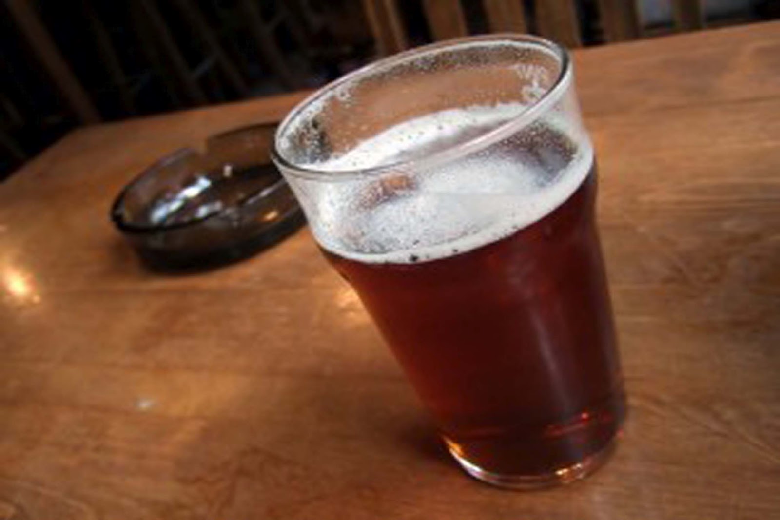 Vasos de cerveza y las marcas de cervezas que se deben de servir en ellos