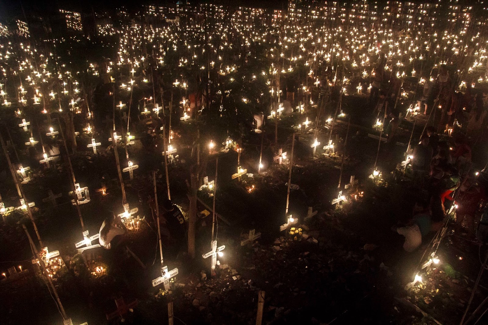 Pardo Catholic Cemetery: A Thousand and One Lights on All Souls' Day ...