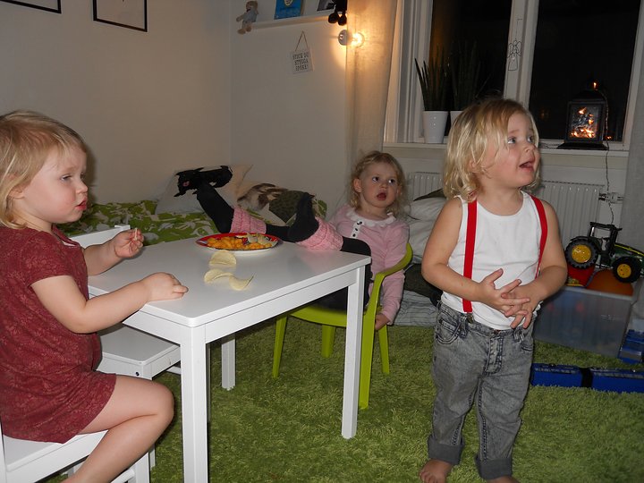 Akiz hörna: Sidden fyller 2 och Alven går på två kalas!