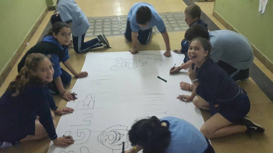 ASÍ VAMOS TRABAJANDO: BANDERA DE EGRESADOS