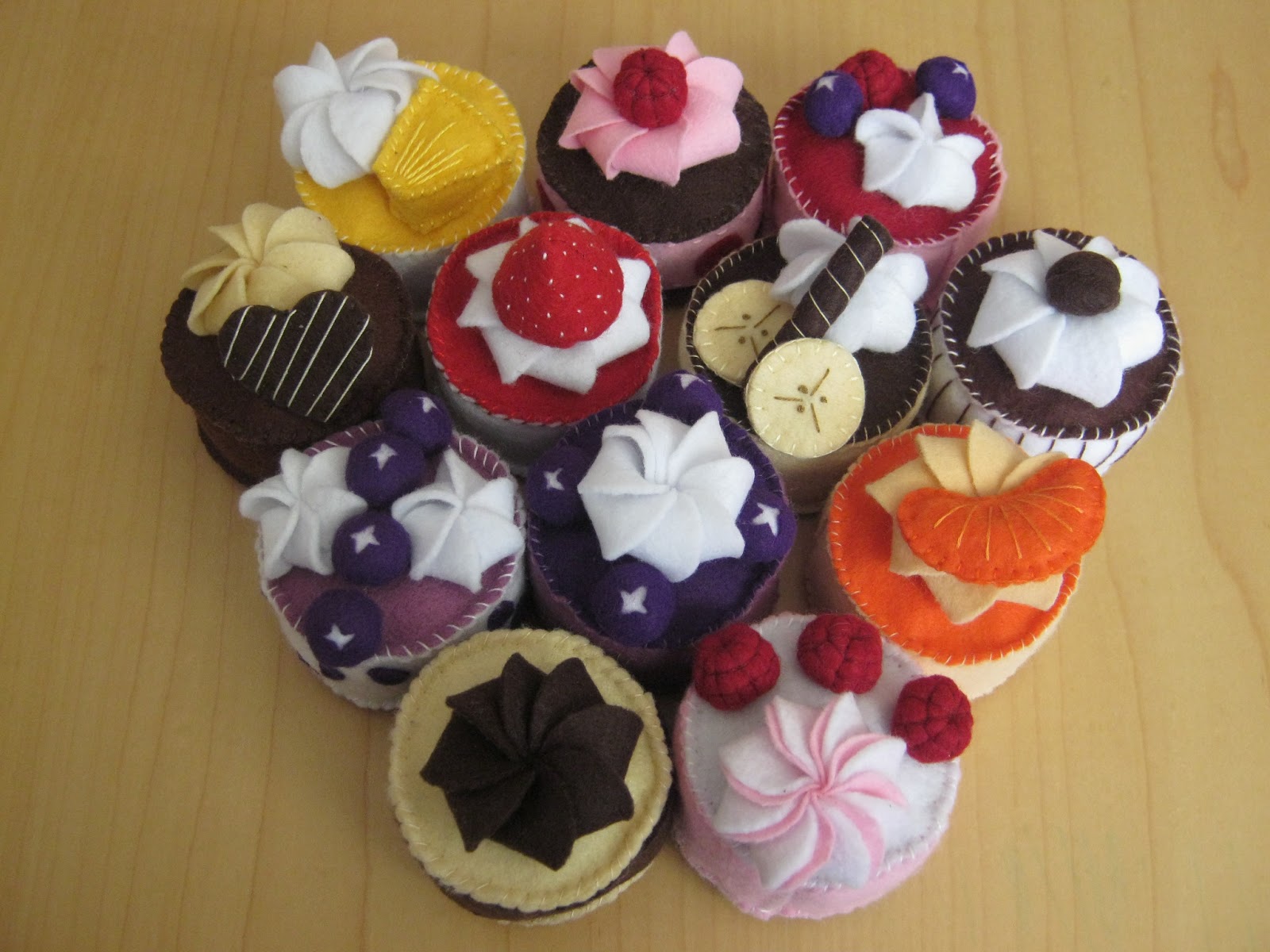 DusiCrafts by Dušanka Sirše: Felt fake food - Cupcakes / Male tortice ...