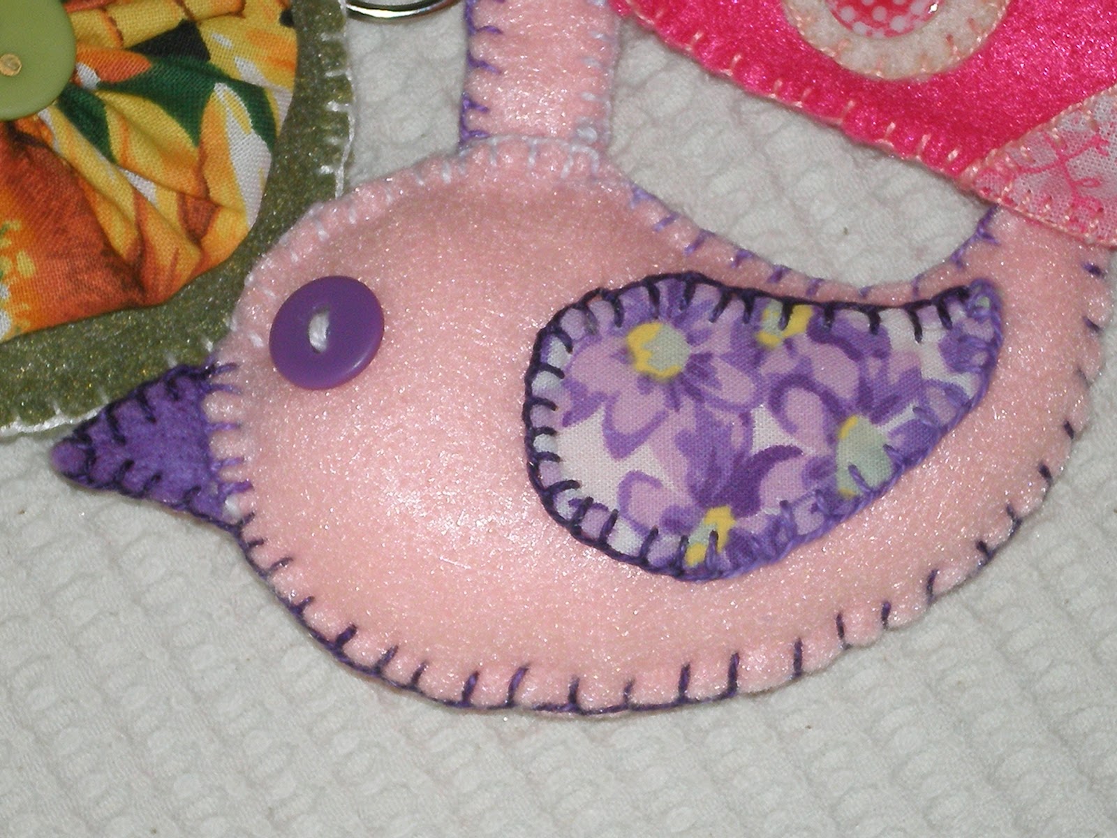 CRAF-T BEE: FELT KEYCHAINS