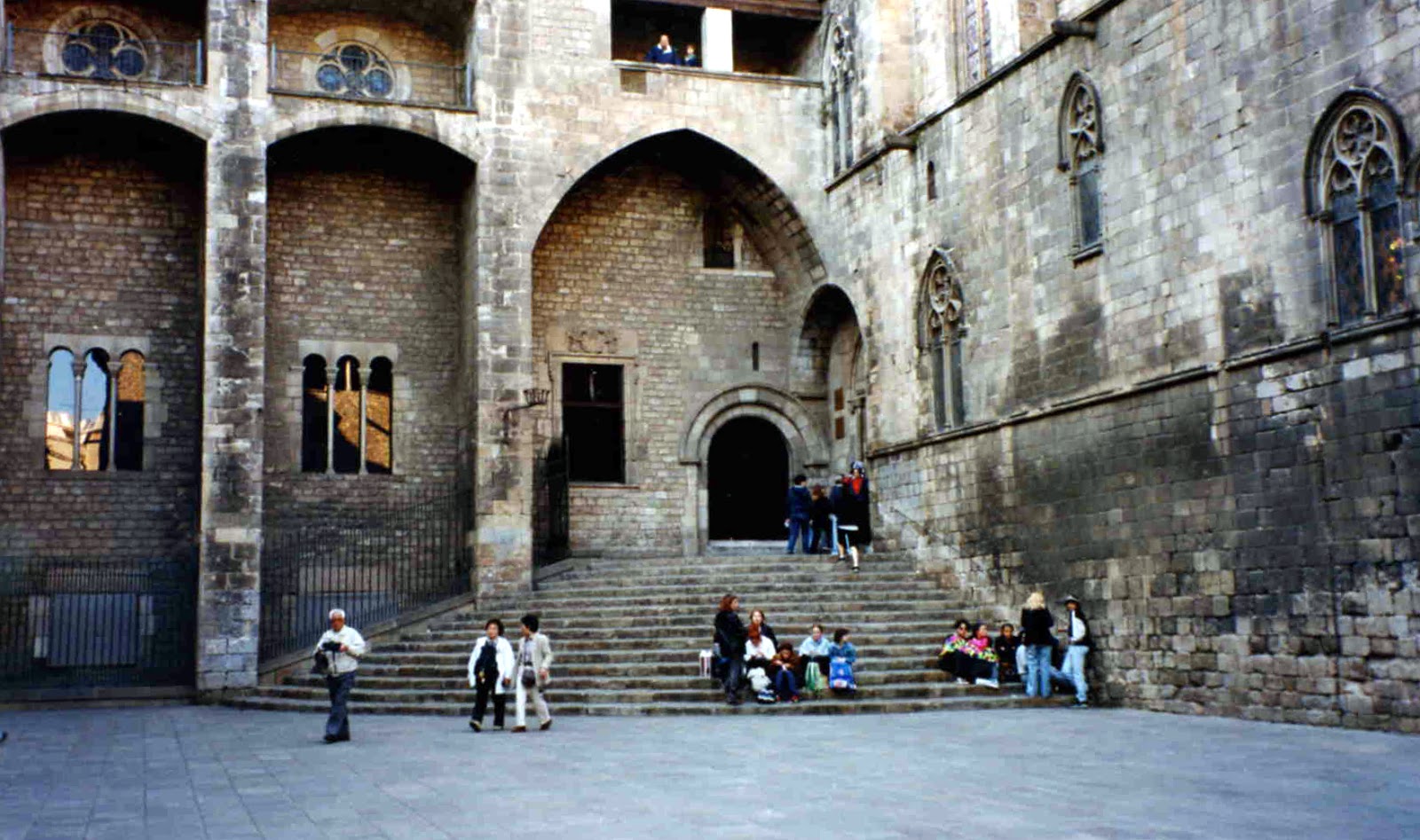 EDIFICIOS LHD: 102. LA PLAZA DEL REY DE BARCELONA