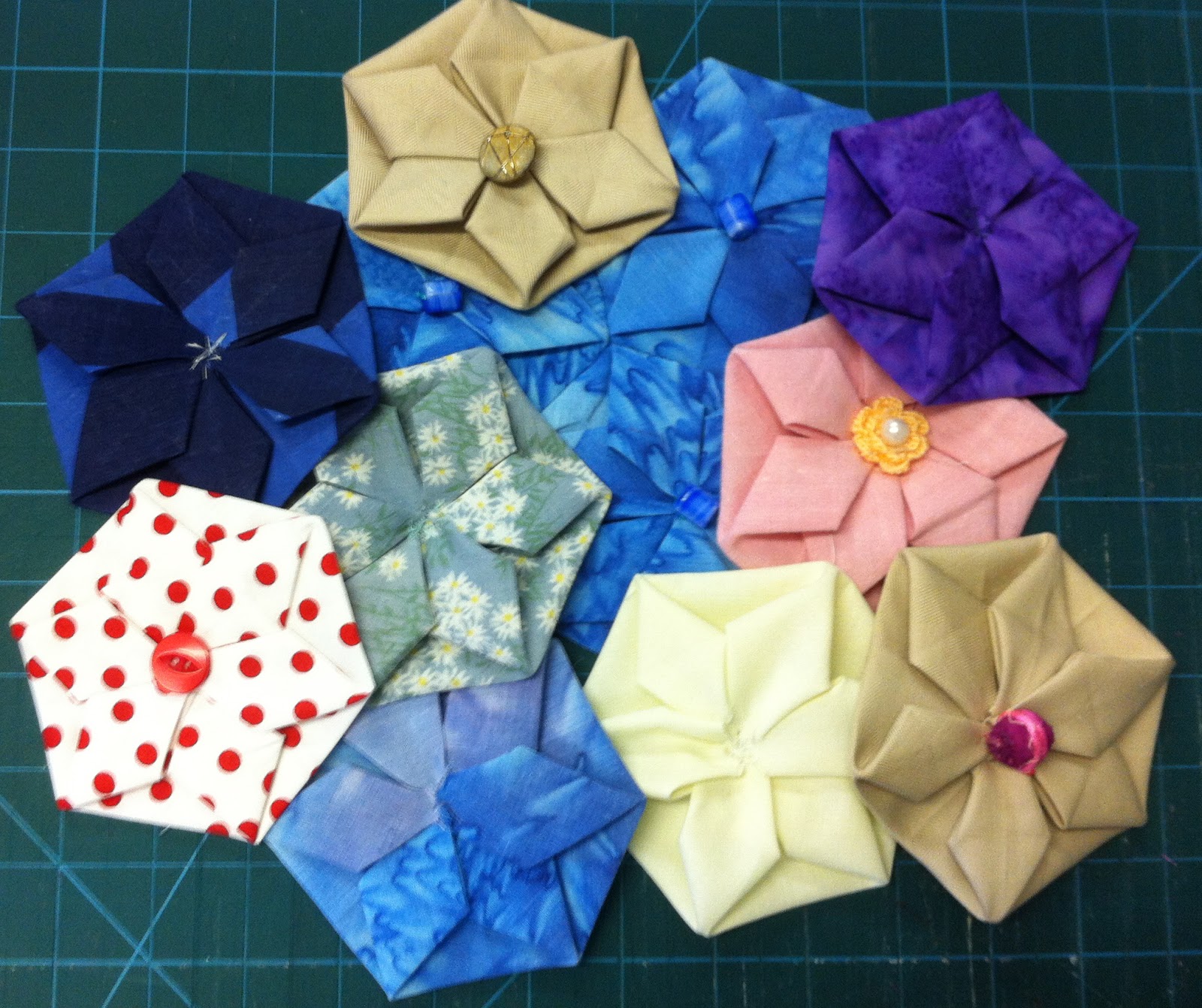 Quilters Cottage Norfolk: Folded and Twisted Hexagon Flowers