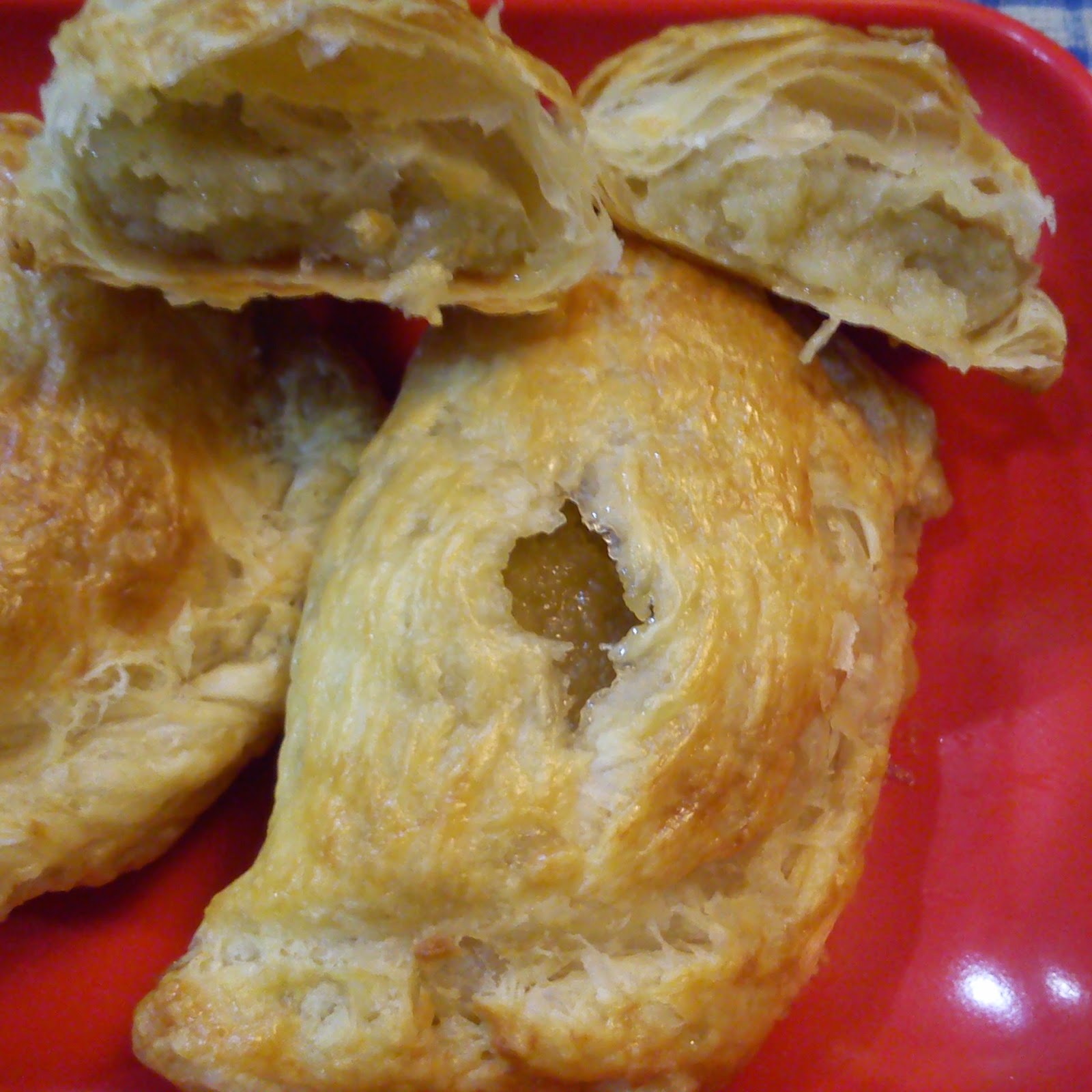 sarguna's fantabulous kitchen: Kaya Puff
