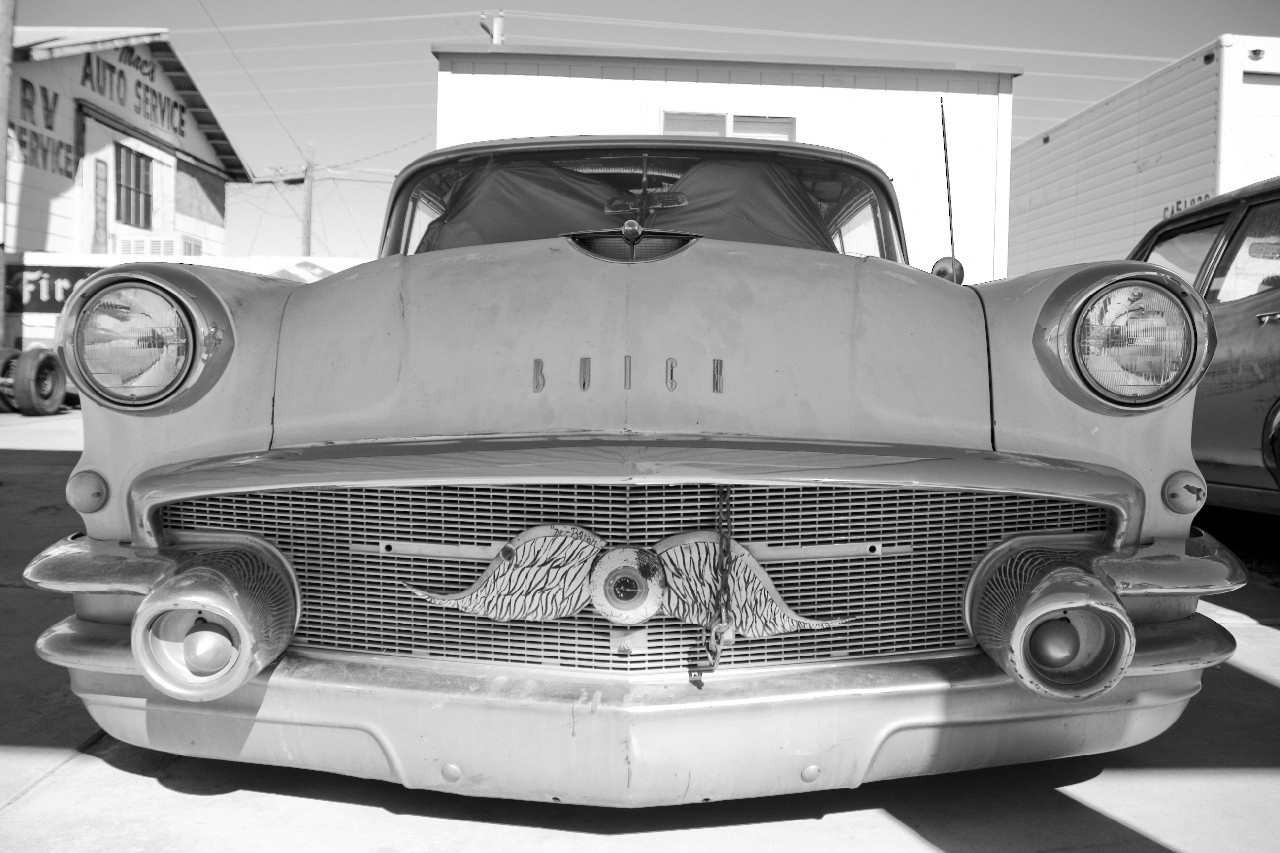 Golly what a swell blog: Check out the antique Von Dutch Flying Eyeball!