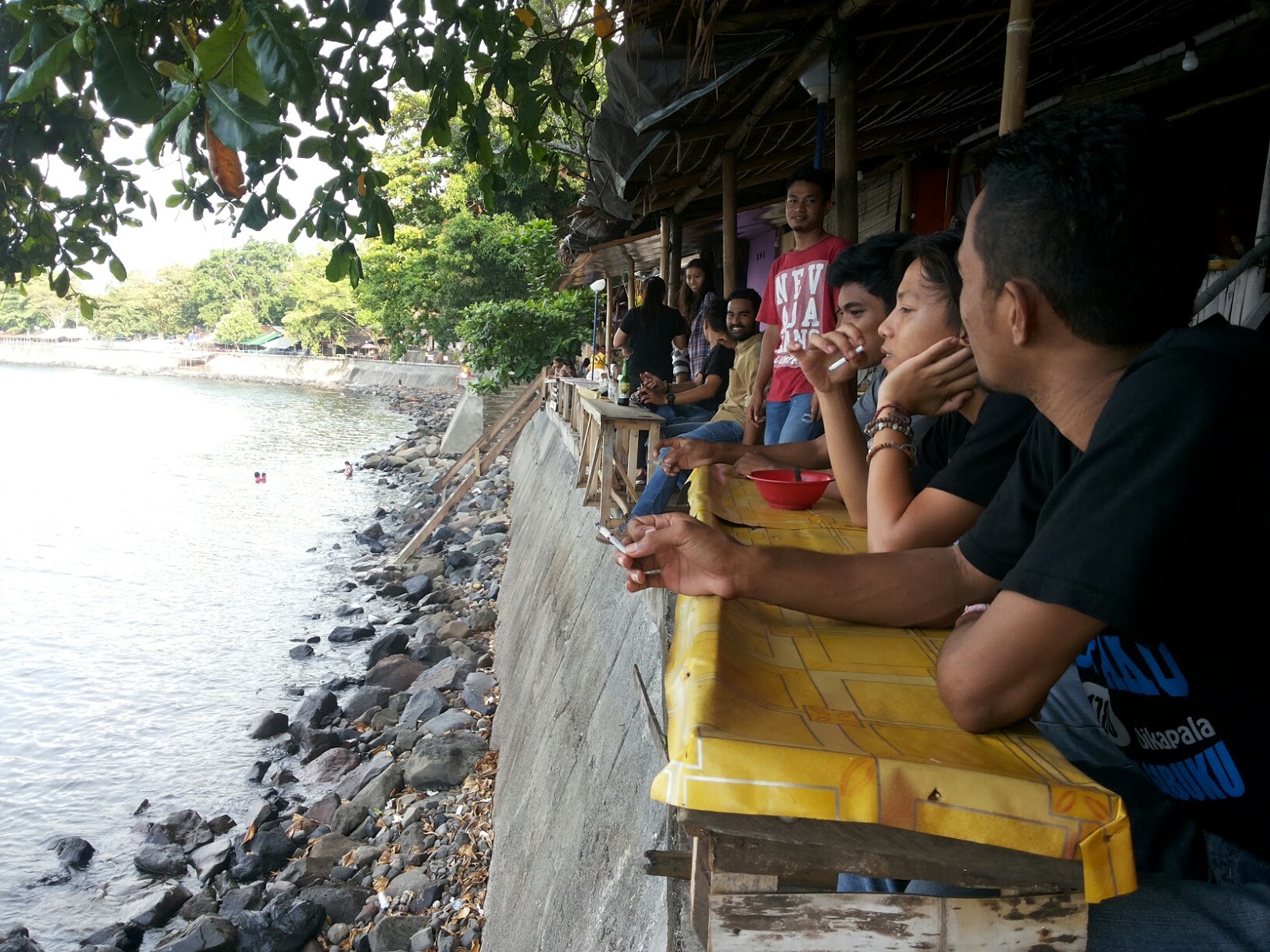 Sepasang Sepatu Hidup: Nikmati Sunset Teluk Manado dari Pantai Kalasey ...