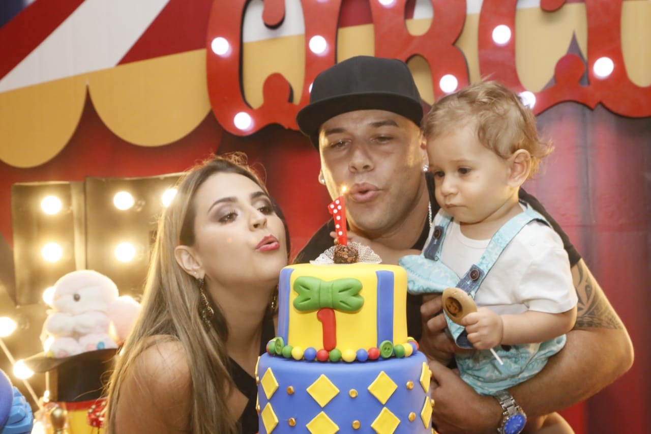 Com vários famosos, Tiago Barnabe celebra 1º aniversário de herdeiro