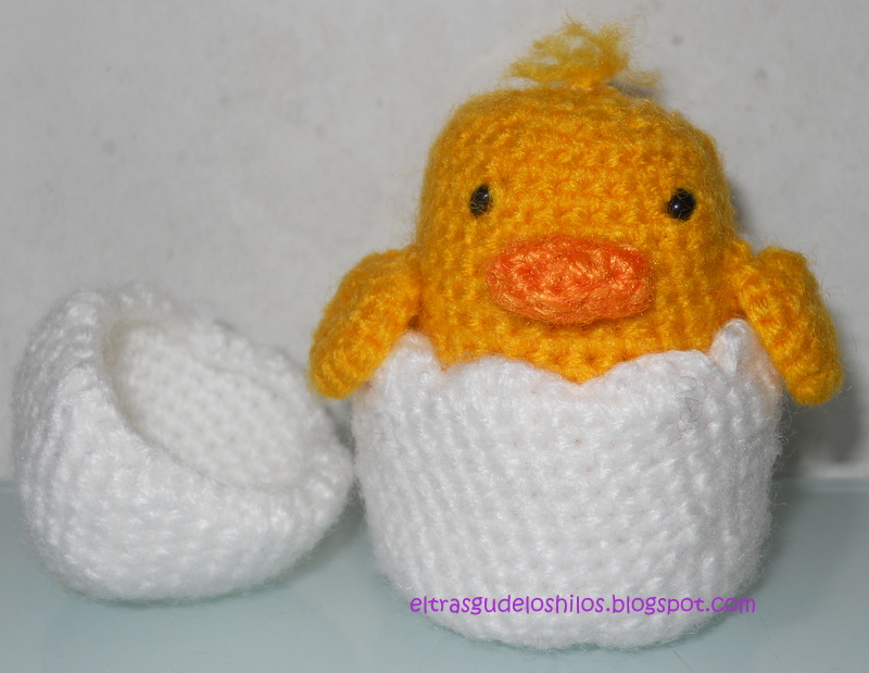 El Trasgu de los Hilos: Pollito con Cascarón