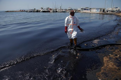 Θα ξαναέβαφα γαλάζια τη θάλασσα..