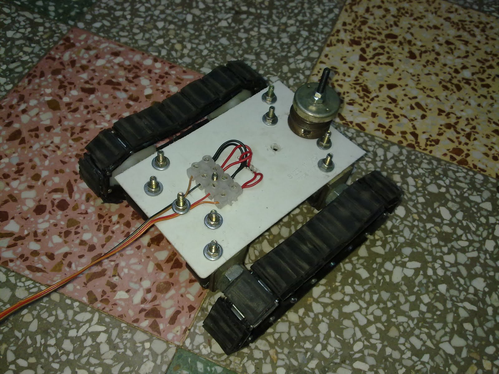 ROHIT KADAM: Racing robot with chain link
