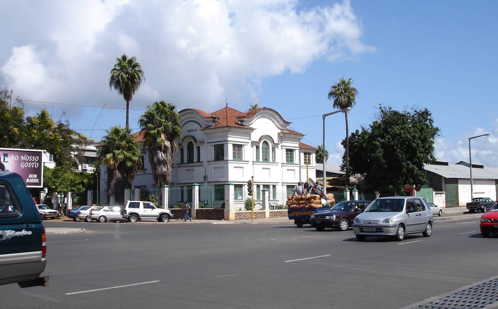 O "Português Suave" quase perfeito - CFM na Baixa de Maputo