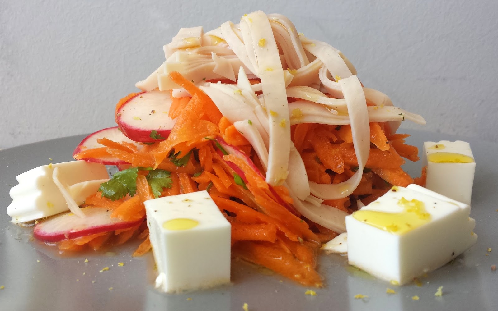 Ensalada de Zanahoria Rallada con Queso Fresco y Pavo