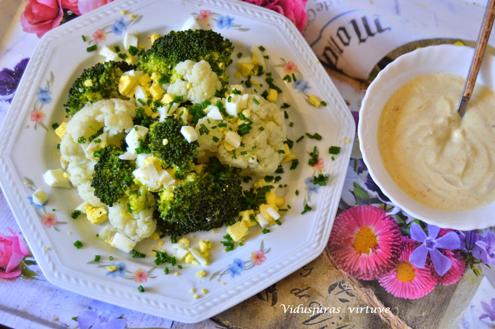 Vidusjúras virtuve: Brokolu un pukkápostu saláti ar karija mérci