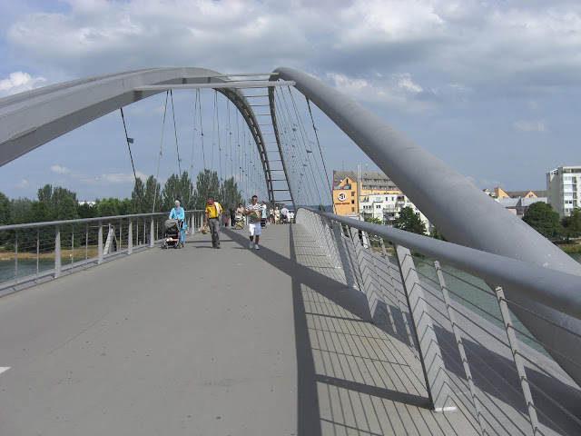 Are You Here – Are You There: Dreiländerbrücke – La passerelle des ...