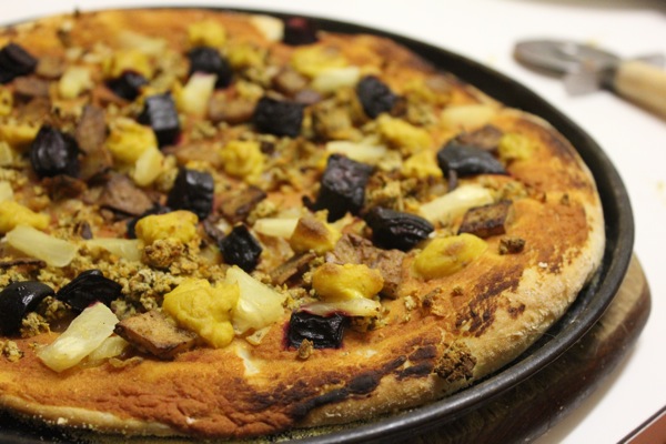 Green Gourmet Giraffe: Shamburger pizza with the lot