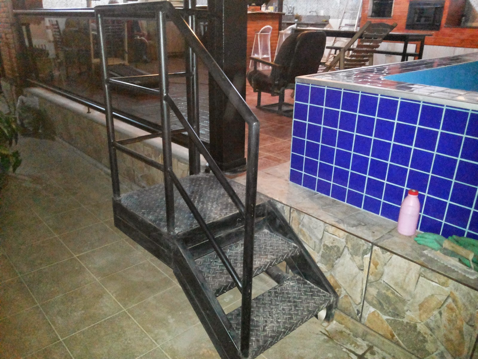 SOF SERRALHERIA OLIVEIRA E FARIA LTDA: ESCADA EM CHAPA XADREZ