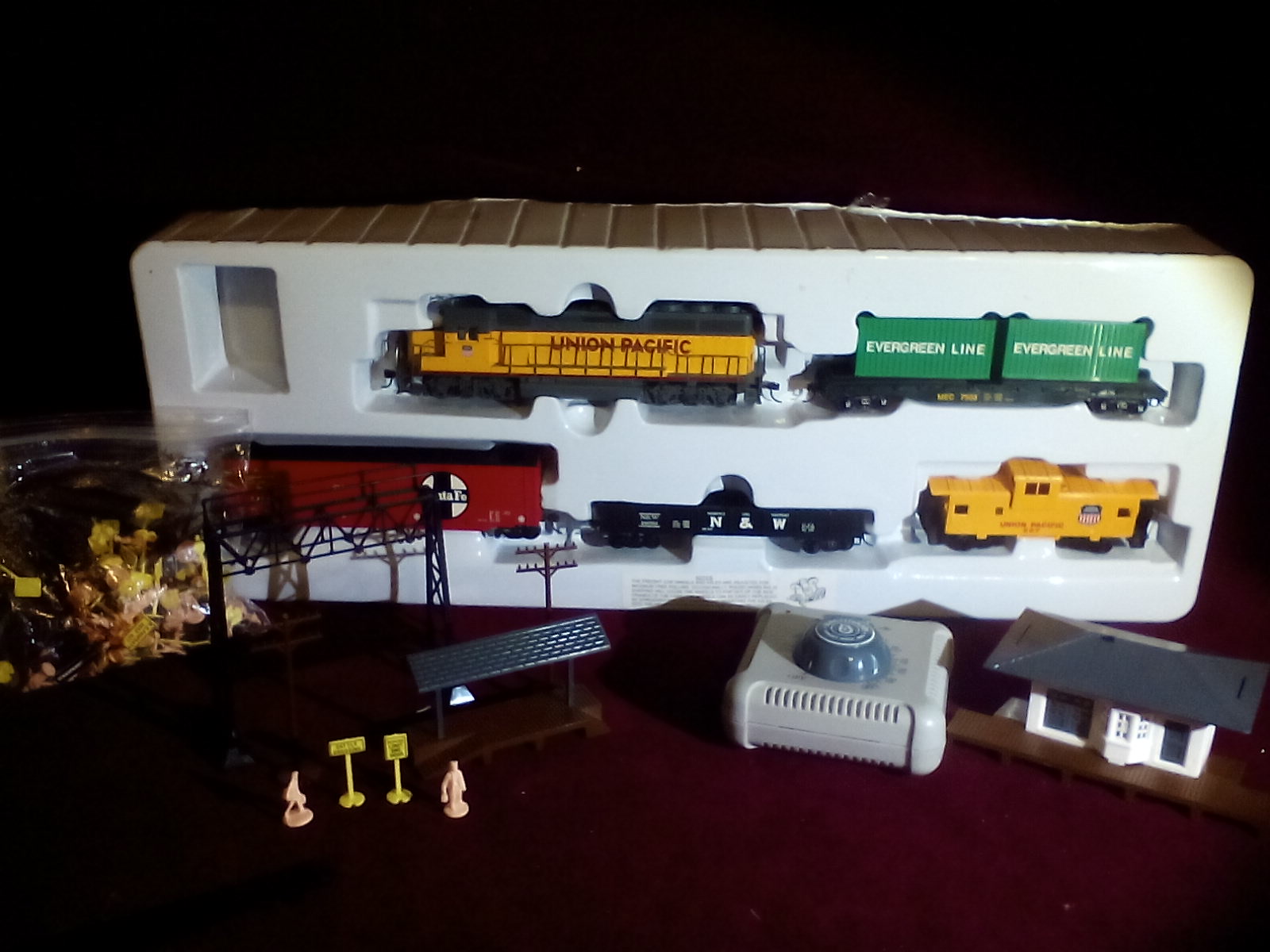 Past Time Hobbies: Bachmann HO "Cargo King" Starter Set