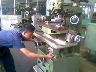 DEFINISI DAN PENJELASAN MESIN MILLING (FRAIS) - Shofian Riyaldi