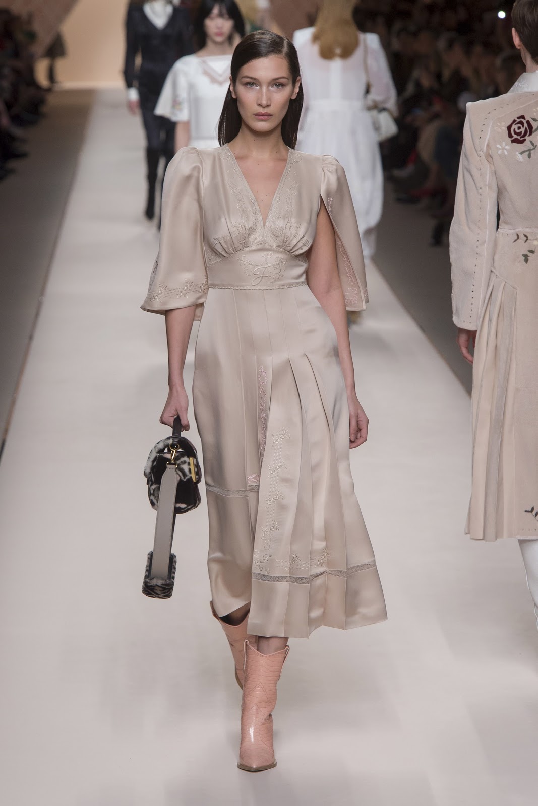 Fendi Fall/Winter 2018-19 Fashion Show | Cool Chic Style Fashion