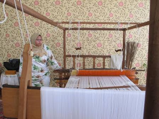 Sarawakiana@2: Brunei Songket - an actual loom within a shop!!