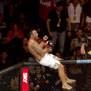 Vídeo - UFC 147 (BH) - Fabrício Werdum x Mike Russow | NocauteTUBE