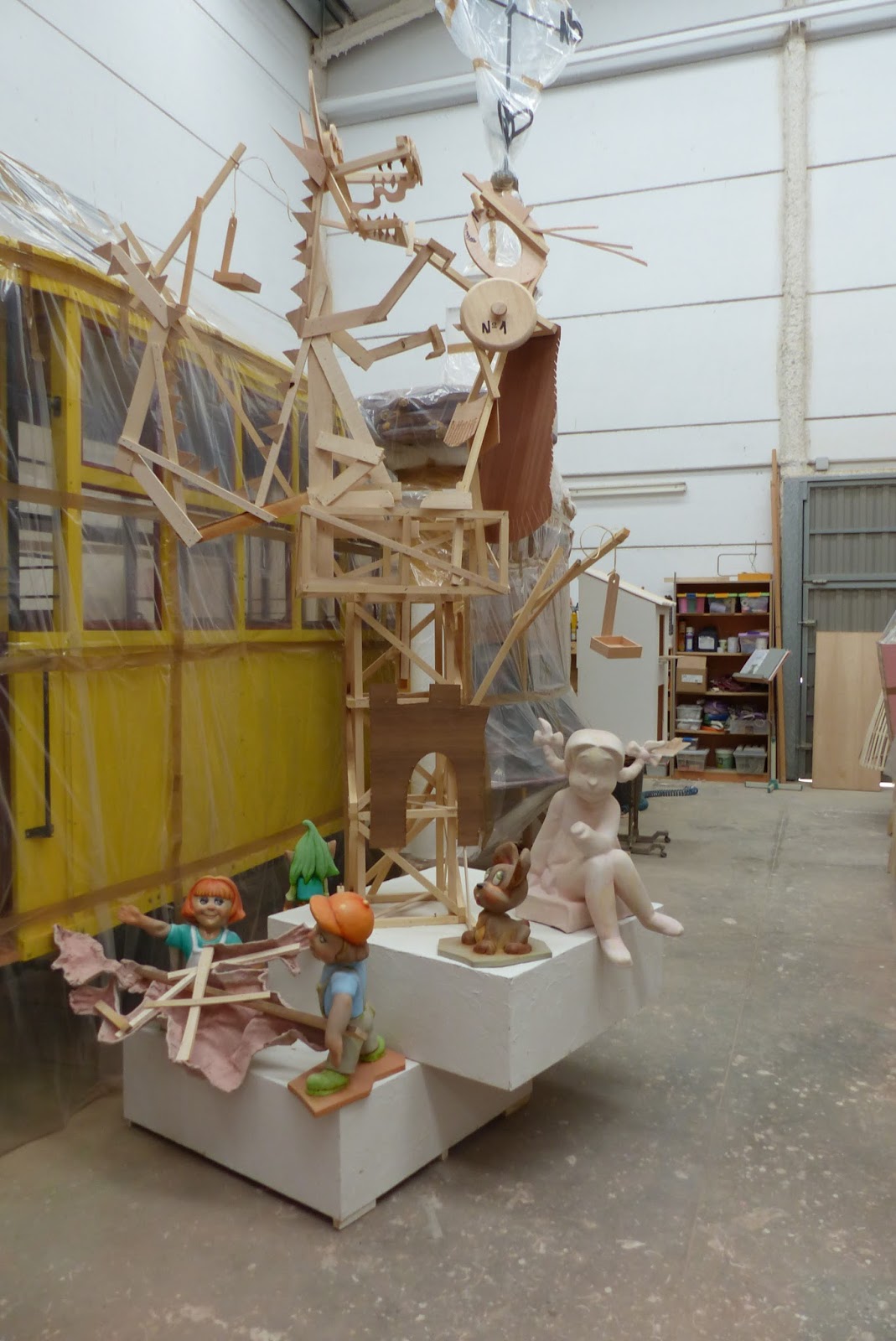 Visita al taller del artista fallero