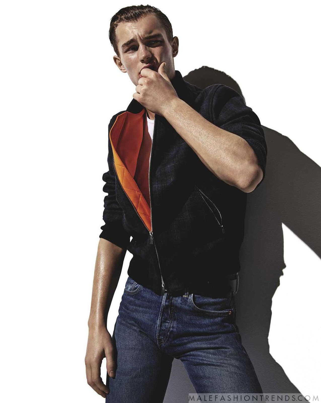 Kit Butler viste básicos y denim para el número de agosto de GQ Australia