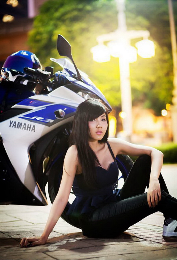 Action Girl Models With Bike Sport Yamaha R3 Blue - Asian Girl