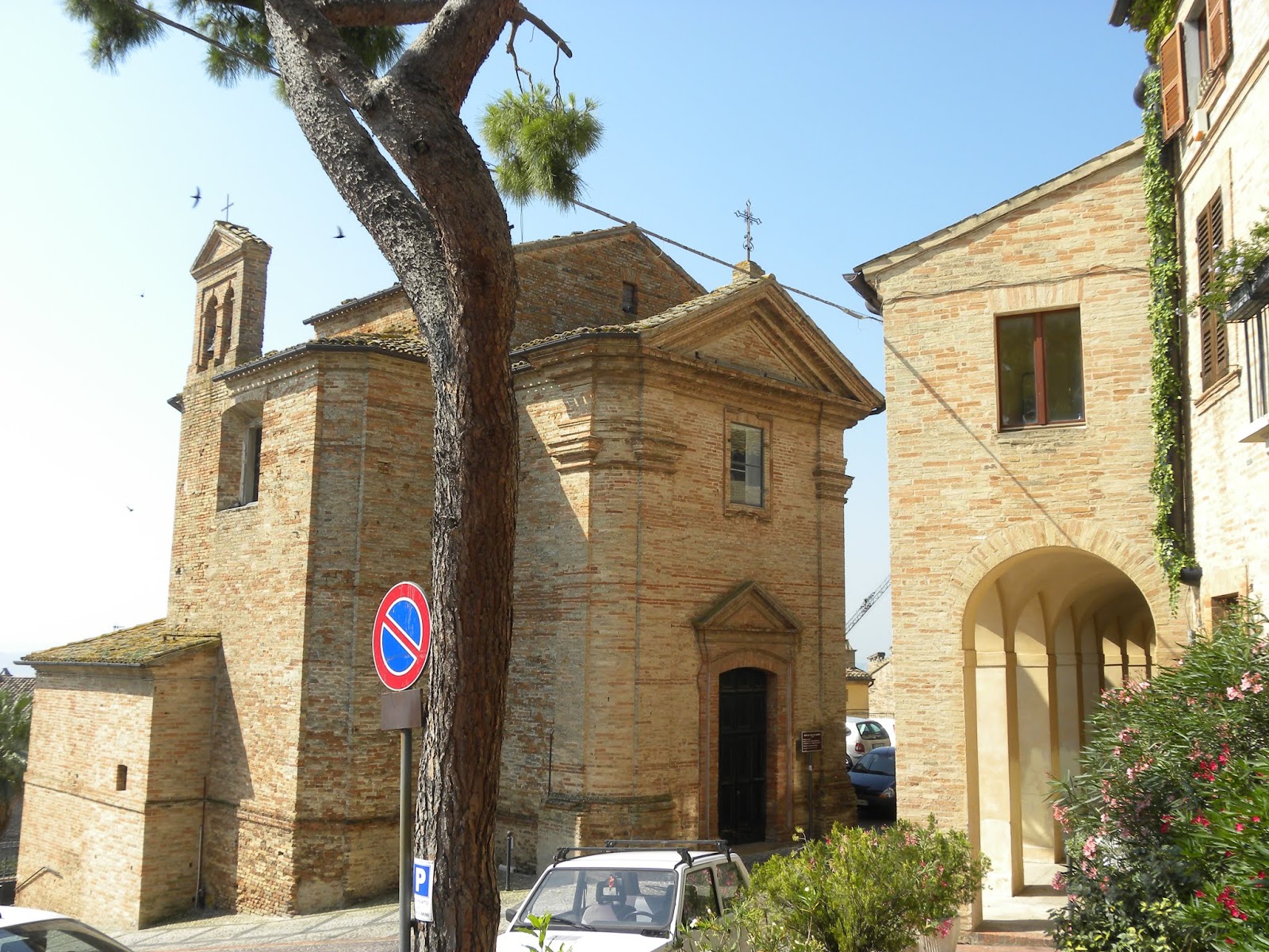 Visita alla bella Montecosaro ( MC ) e all' antica S. Maria a piè di ...
