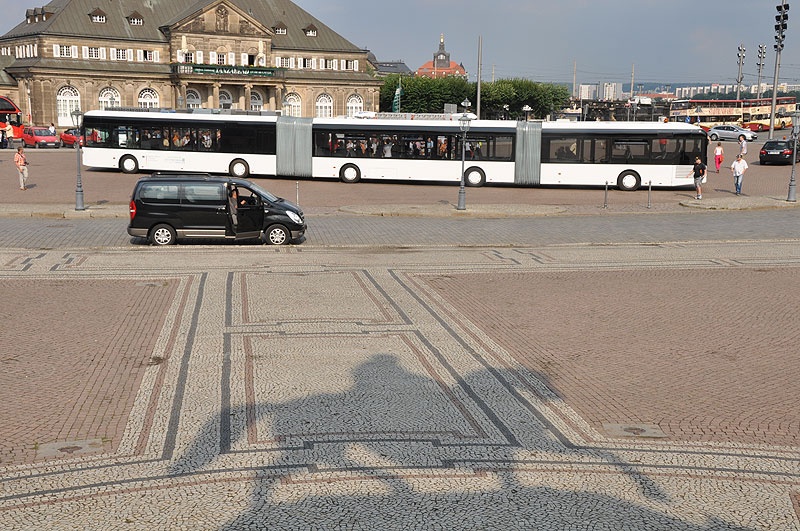 El autobús más grande del mundo tiene capacidad para 256 personas y ...