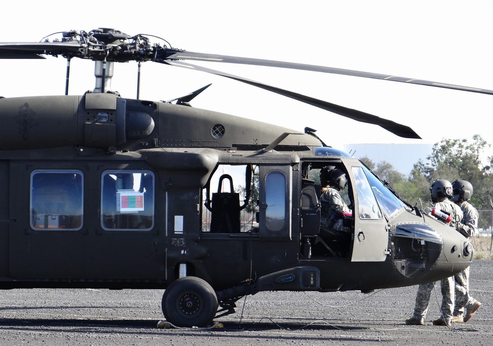 Air Queensland.blogspot: US Army Boeing AH-64 Apache and Sikorsky UH-60 ...