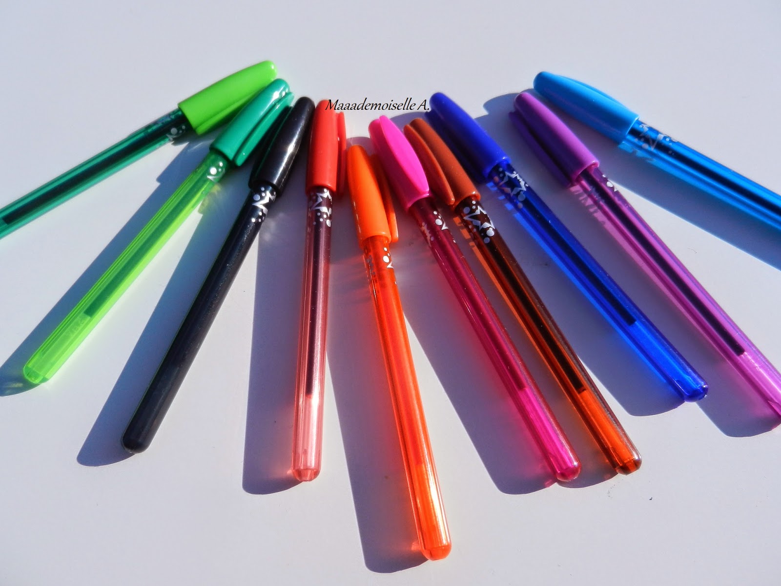 Maaademoiselle A.: || Activité : dessiner avec des stylos billes colorés