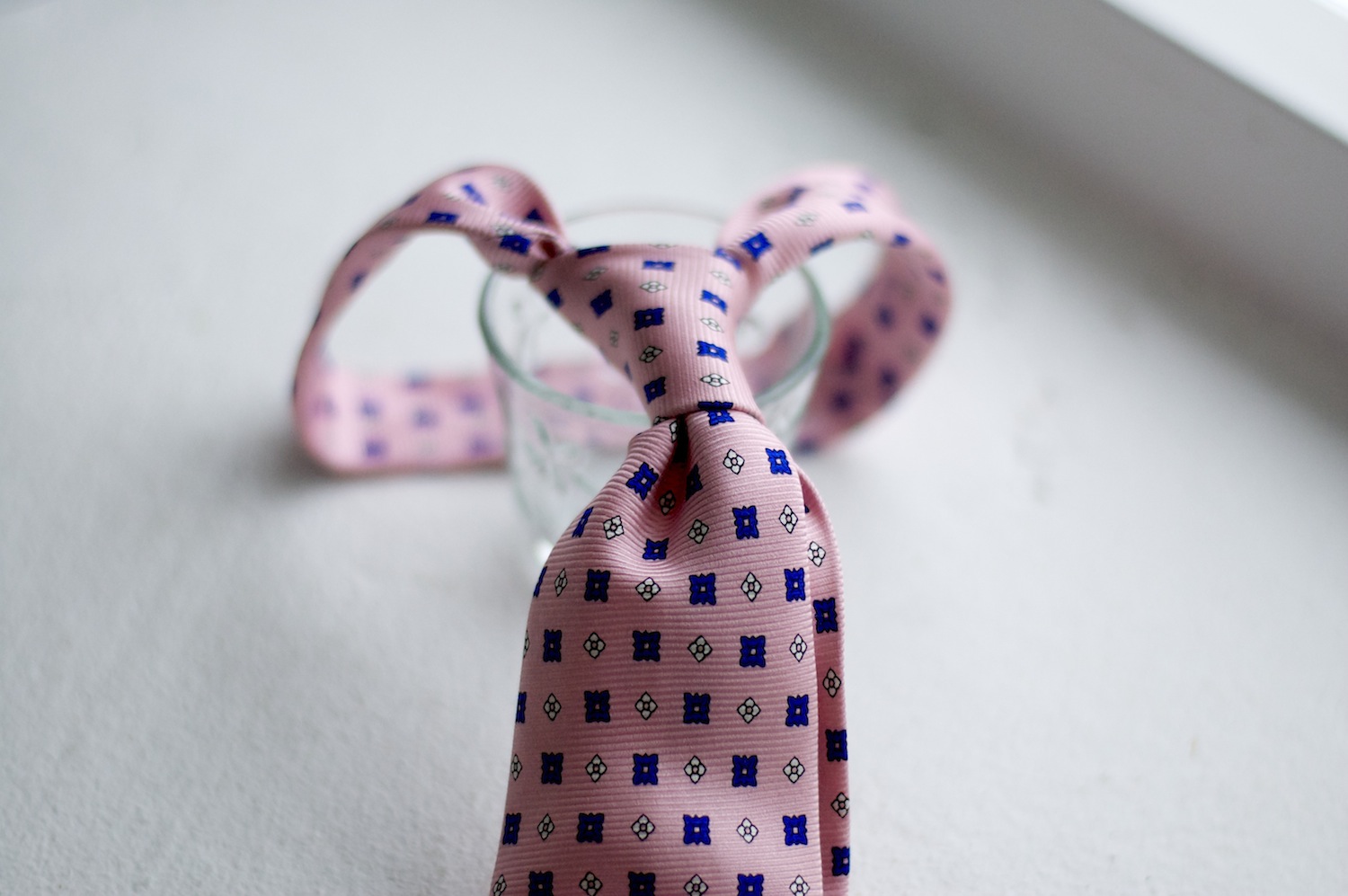 Vintage Revival: Rosa slips med diskret mönster i vitt och blått från ...