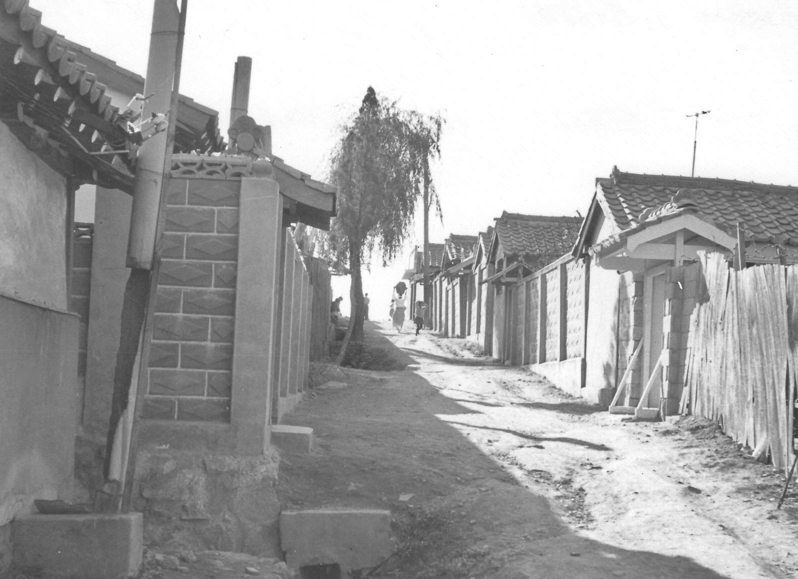 Seasons in the Kingdom: Ascom City 1964, and Pictures of Seoul