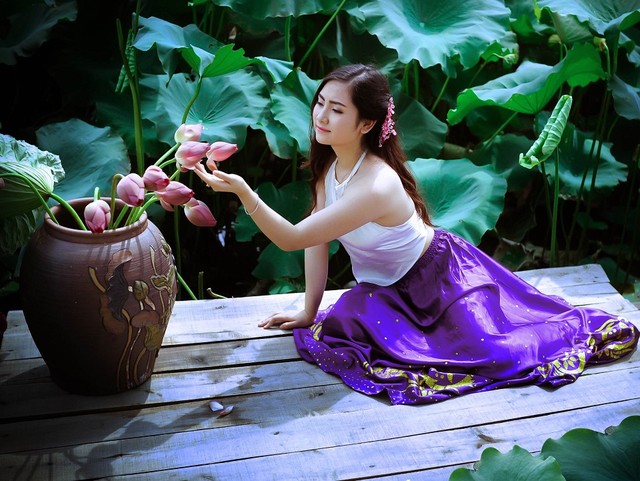 Vietnamese Beautiful Girls with Ao Yem and Lotus