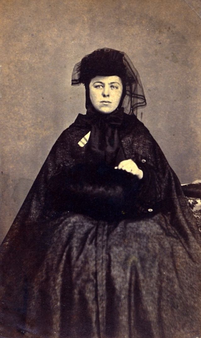 Victorian Widows: Graceful Photos of Young Women in Mourning Dresses ...